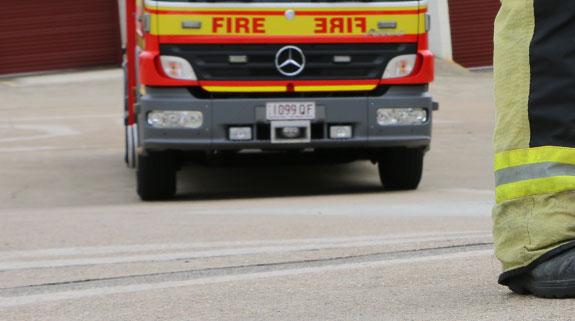 Firefighters battle Gold Coast shed blaze Firefighters battle Gold Coast shed blaze
