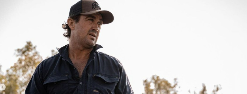 Croc-wrangling TV star Darwin bound amid arrest warrant