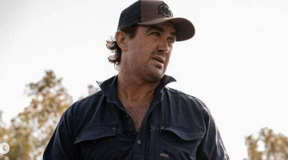 Croc-wrangling TV star Darwin bound amid arrest warrant