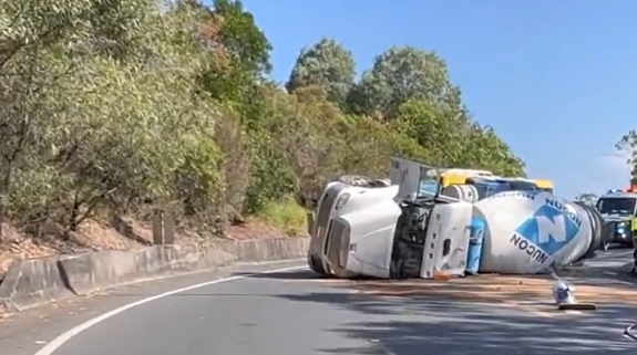 Major delays on Gold Coast M1 after nasty off ramp truck rollover